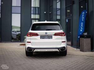 White BMW X5 2018 in Marijampole, with an engine capacity of 3.00 L and mileage of 275 thousand km for 35950 €, photo 10 on AUTOMOTO.COM.LV
