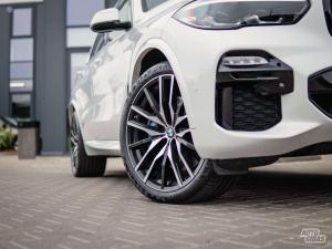 White BMW X5 2018 in Marijampole, with an engine capacity of 3.00 L and mileage of 275 thousand km for 35950 €, photo 14 on AUTOMOTO.COM.LV