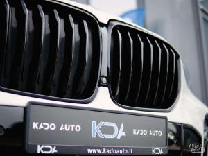 White BMW X5 2018 in Marijampole, with an engine capacity of 3.00 L and mileage of 275 thousand km for 35950 €, photo 17 on AUTOMOTO.COM.LV