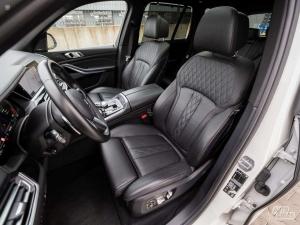 White BMW X5 2018 in Marijampole, with an engine capacity of 3.00 L and mileage of 275 thousand km for 35950 €, photo 26 on AUTOMOTO.COM.LV