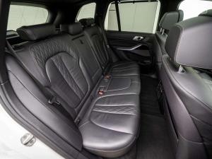 White BMW X5 2018 in Marijampole, with an engine capacity of 3.00 L and mileage of 275 thousand km for 35950 €, photo 35 on AUTOMOTO.COM.LV