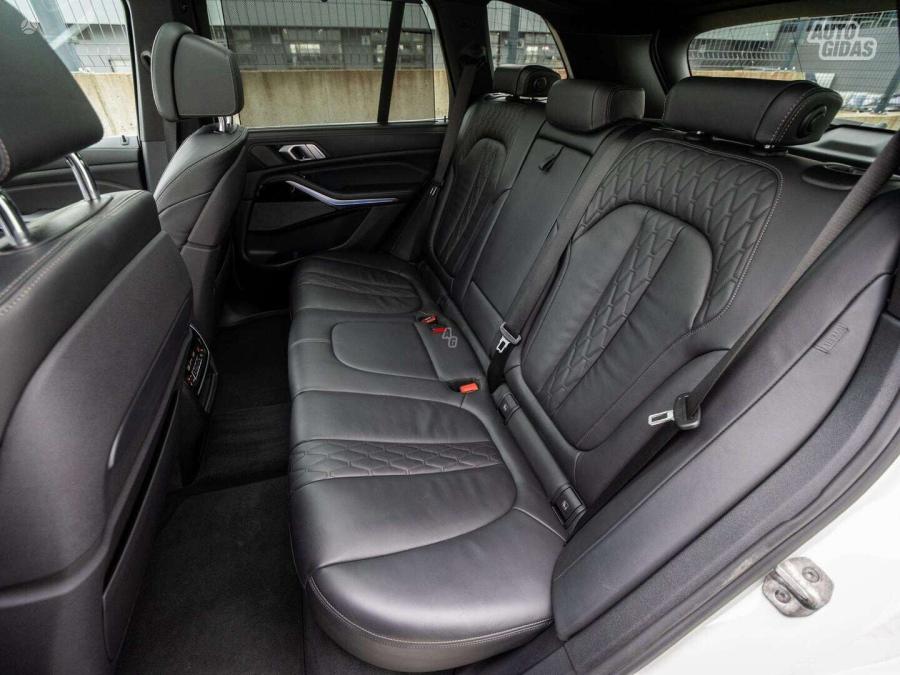 White BMW X5 2018 in Marijampole, with an engine capacity of 3.00 L and mileage of 275 thousand km for 35950 €, photo 37 on AUTOMOTO.COM.LV