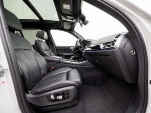 White BMW X5 2018 in Marijampole, with an engine capacity of 3.00 L and mileage of 275 thousand km for 35950 €, photo 38 on AUTOMOTO.COM.LV