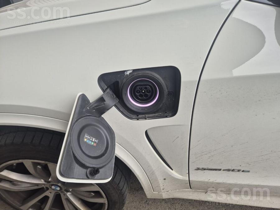 White BMW X5 2018 in Riga, with an engine capacity of 2.00 L and mileage of 179 thousand km for 24999 €, photo 13 on AUTOMOTO.COM.LV