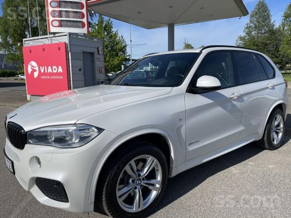 White BMW X5 2018 in Riga, with an engine capacity of 3.00 L and mileage of 167 thousand km for 34700 €, photo 1 on AUTOMOTO.COM.LV