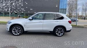 White BMW X5 2018 in Jelgava, with an engine capacity of 2.00 L and mileage of 179 thousand km for 20950 €, photo 13 on AUTOMOTO.COM.LV