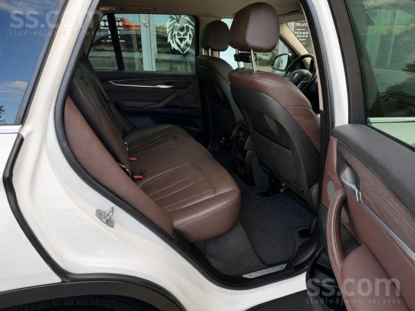 White BMW X5 2018 in Riga, with an engine capacity of 3.00 L and mileage of 132 thousand km for 24000 €, photo 9 on AUTOMOTO.COM.LV