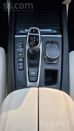 White BMW X5 2018 in Riga, with an engine capacity of 3.00 L and mileage of 202 thousand km for 24200 €, photo 4 on AUTOMOTO.COM.LV