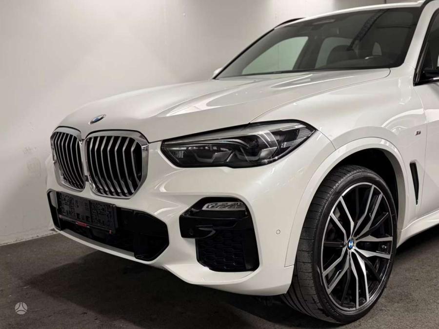 White BMW X5 2019 in Kaunas, with an engine capacity of 2.99 L and mileage of 179 thousand km for 40900 €, photo 4 on AUTOMOTO.COM.LV