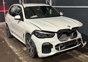 White BMW X5 2019 in Vievis, with an engine capacity of 2.99 L and mileage of 270 thousand km for 23500 €, photo  on AUTOMOTO.COM.LV