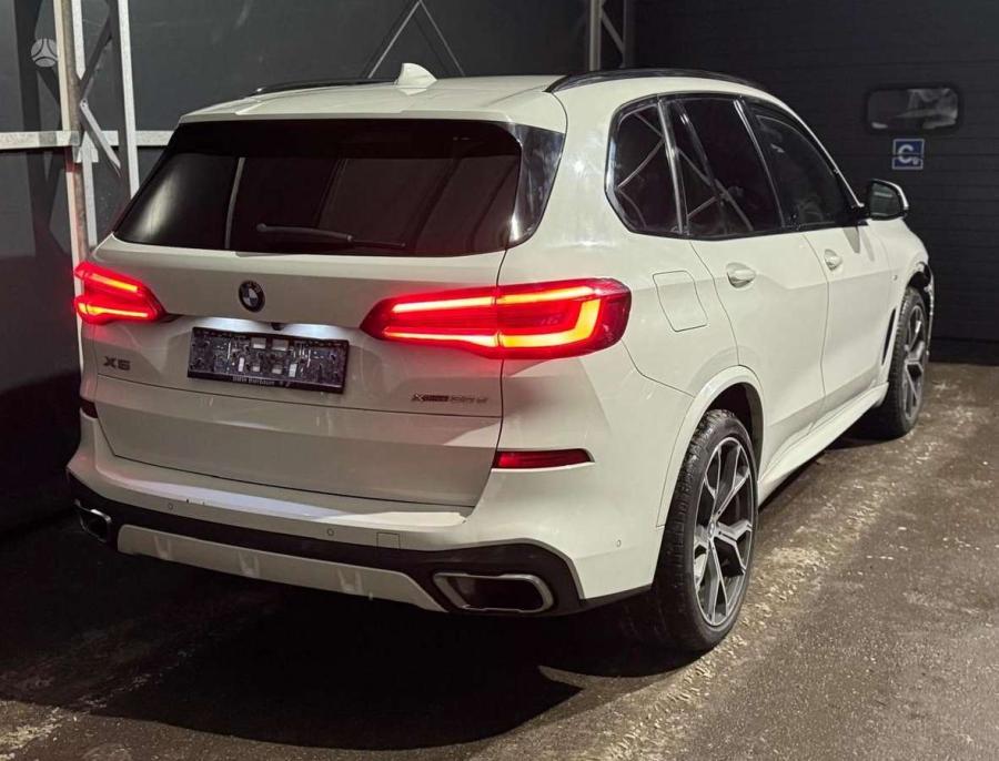 White BMW X5 2019 in Vievis, with an engine capacity of 2.99 L and mileage of 270 thousand km for 23500 €, photo 2 on AUTOMOTO.COM.LV