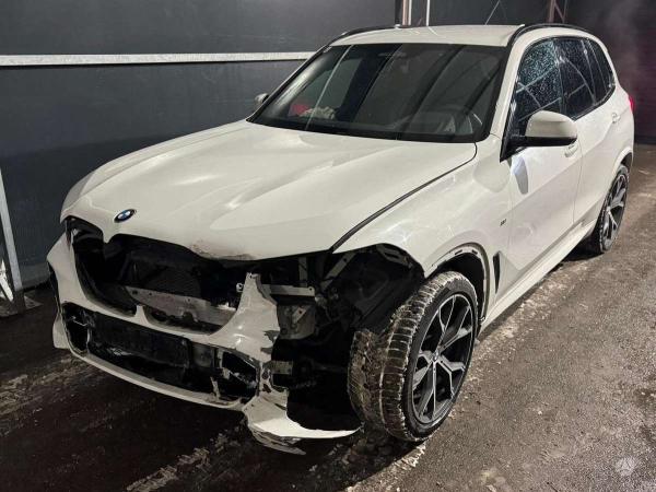 White BMW X5 2019 in Vievis, with an engine capacity of 2.99 L and mileage of 270 thousand km for 23500 €, photo 3 on AUTOMOTO.COM.LV
