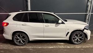 White BMW X5 2019 in Vievis, with an engine capacity of 2.99 L and mileage of 270 thousand km for 23500 €, photo 4 on AUTOMOTO.COM.LV
