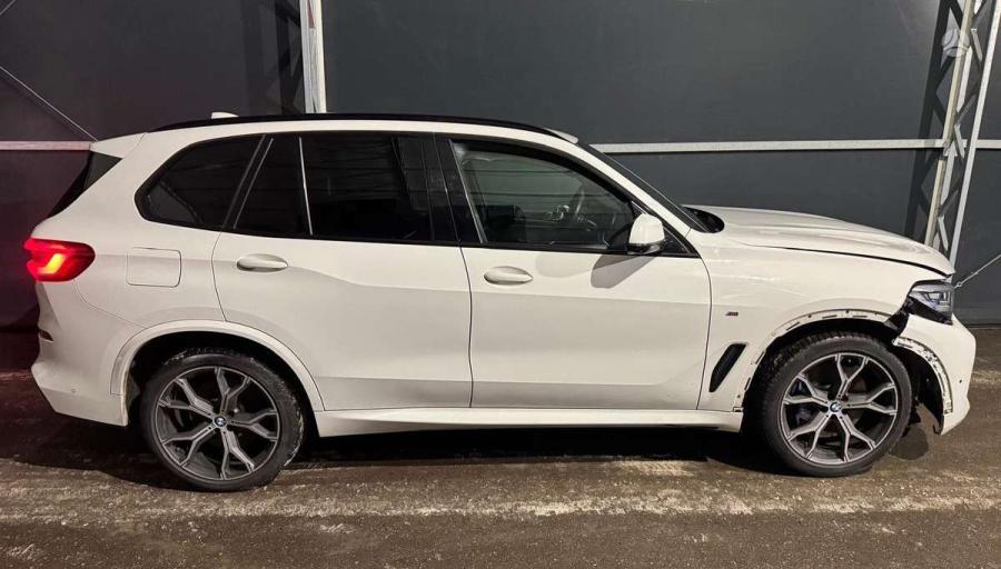White BMW X5 2019 in Vievis, with an engine capacity of 2.99 L and mileage of 270 thousand km for 23500 €, photo 4 on AUTOMOTO.COM.LV