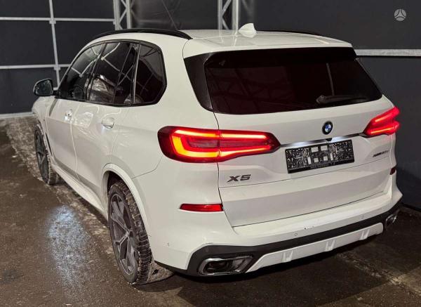 White BMW X5 2019 in Vievis, with an engine capacity of 2.99 L and mileage of 270 thousand km for 23500 €, photo 6 on AUTOMOTO.COM.LV