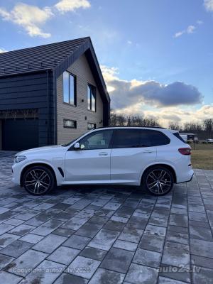 White BMW X5 2019 in Tallinn, with an engine capacity of 3.00 L and mileage of 196 thousand km for 41500 €, photo 3 on AUTOMOTO.COM.LV