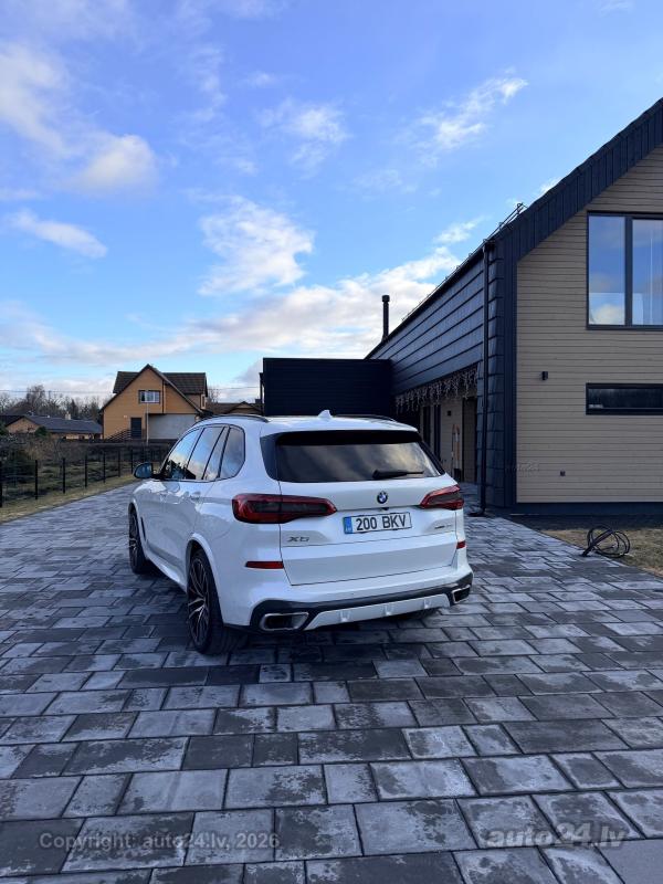 White BMW X5 2019 in Tallinn, with an engine capacity of 3.00 L and mileage of 196 thousand km for 41500 €, photo 3 on AUTOMOTO.COM.LV