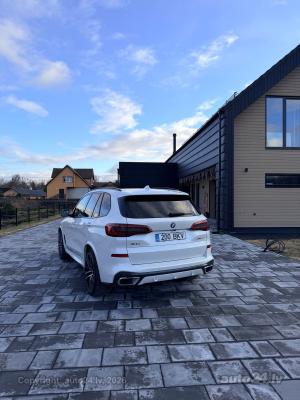 White BMW X5 2019 in Tallinn, with an engine capacity of 3.00 L and mileage of 196 thousand km for 41500 €, photo 4 on AUTOMOTO.COM.LV