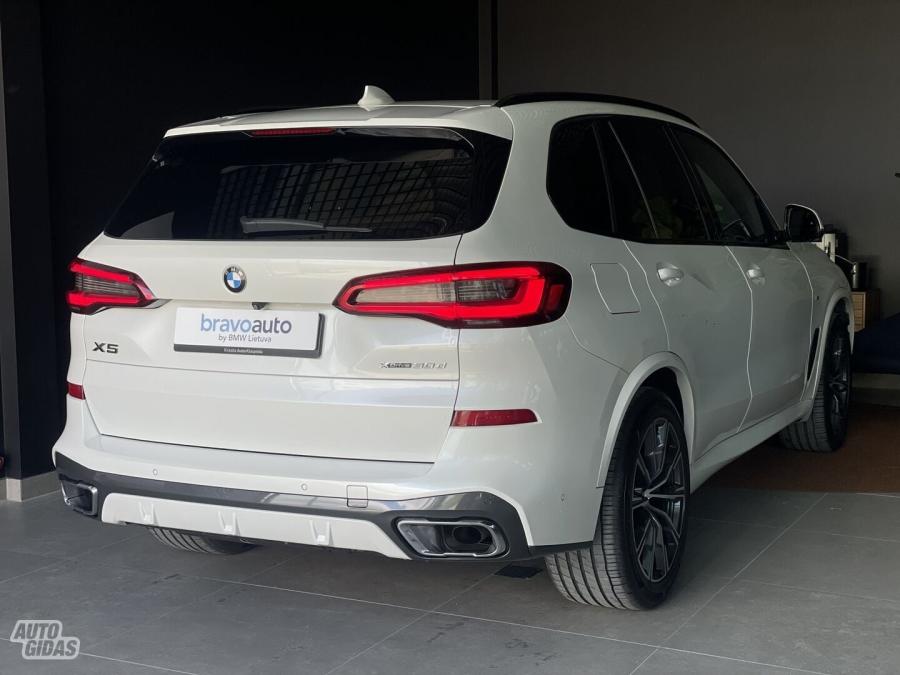 White BMW X5 2019 in Klaipeda, with an engine capacity of 3.00 L and mileage of 94 thousand km for 46491 €, photo 5 on AUTOMOTO.COM.LV