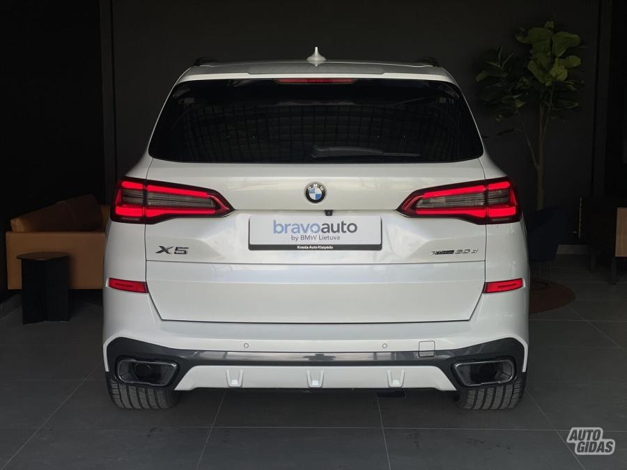 White BMW X5 2019 in Klaipeda, with an engine capacity of 3.00 L and mileage of 94 thousand km for 46491 €, photo 6 on AUTOMOTO.COM.LV