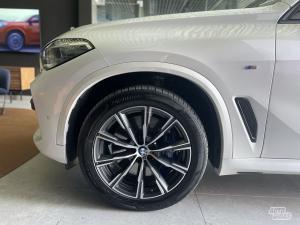 White BMW X5 2019 in Klaipeda, with an engine capacity of 3.00 L and mileage of 94 thousand km for 46491 €, photo 8 on AUTOMOTO.COM.LV