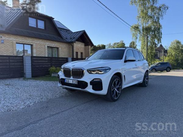White BMW X5 2019 in Riga, with an engine capacity of 3.00 L and mileage of 143 thousand km for 47000 €, photo 1 on AUTOMOTO.COM.LV