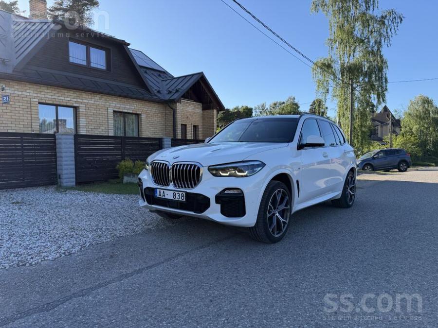 White BMW X5 2019 in Riga, with an engine capacity of 3.00 L and mileage of 143 thousand km for 47000 €, photo 1 on AUTOMOTO.COM.LV