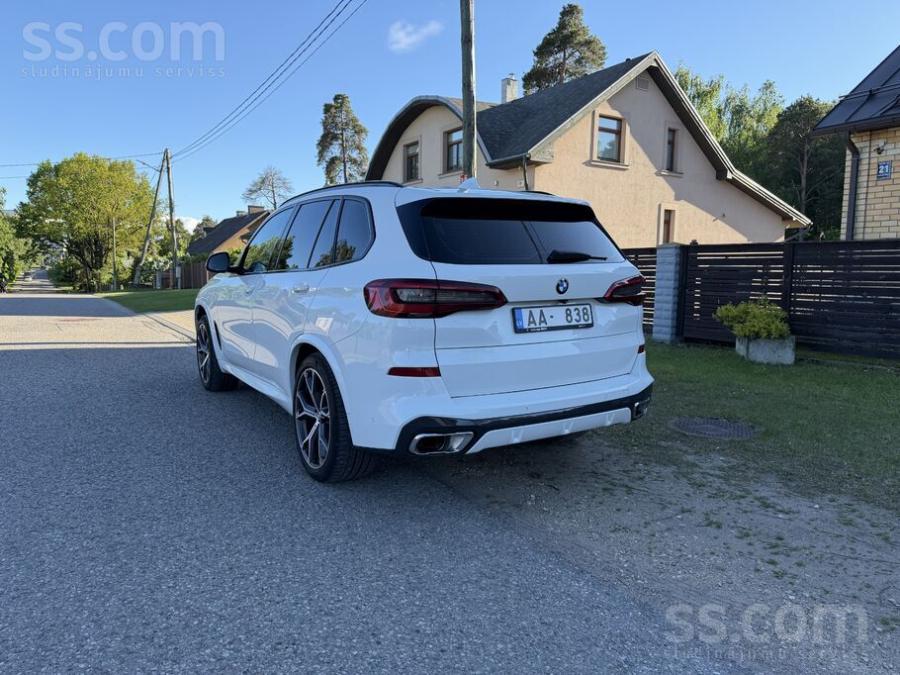 White BMW X5 2019 in Riga, with an engine capacity of 3.00 L and mileage of 143 thousand km for 47000 €, photo 3 on AUTOMOTO.COM.LV