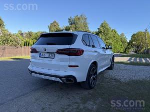 White BMW X5 2019 in Riga, with an engine capacity of 3.00 L and mileage of 143 thousand km for 47000 €, photo 4 on AUTOMOTO.COM.LV