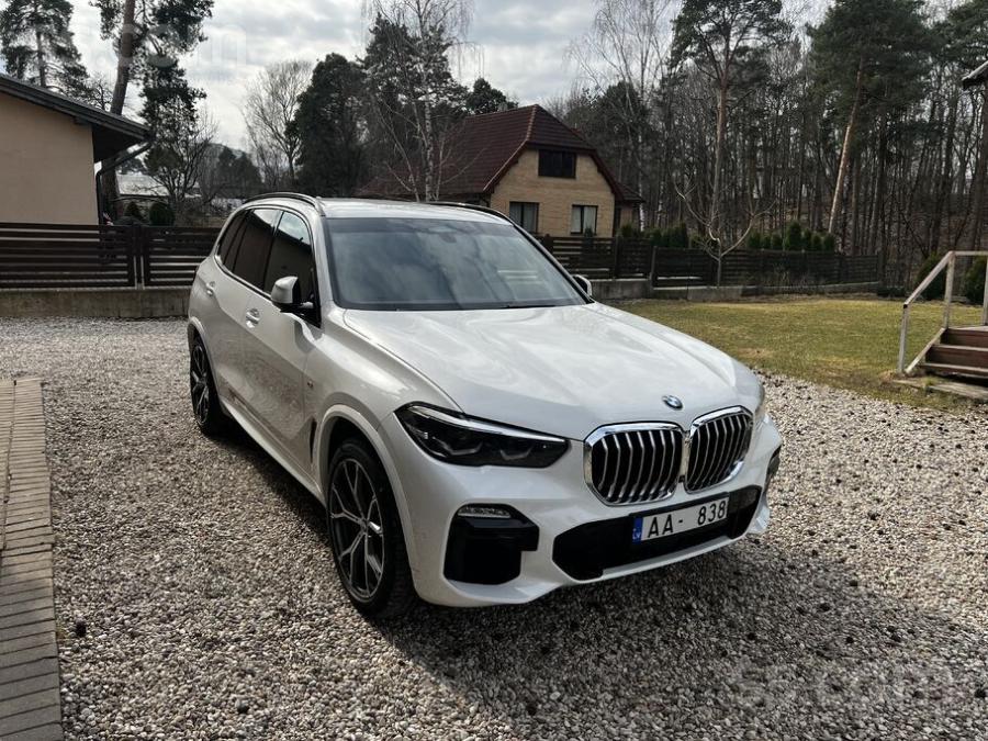 White BMW X5 2019 in Riga, with an engine capacity of 3.00 L and mileage of 143 thousand km for 47000 €, photo 5 on AUTOMOTO.COM.LV