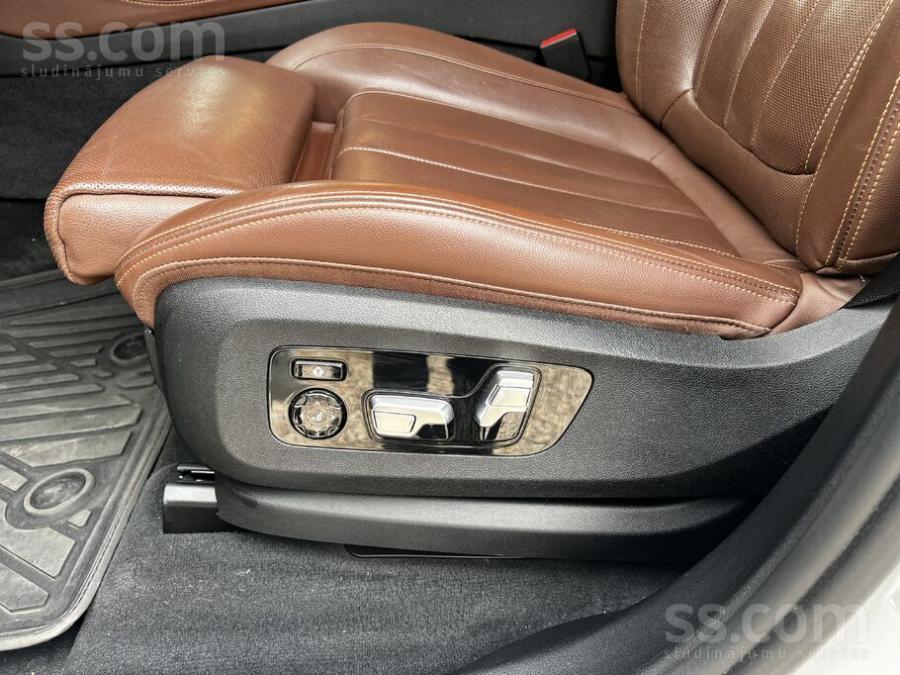 White BMW X5 2019 in Riga, with an engine capacity of 3.00 L and mileage of 143 thousand km for 47000 €, photo 6 on AUTOMOTO.COM.LV