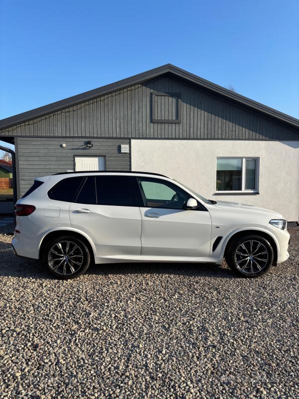 White BMW X5 2019 in Tallinn, with an engine capacity of 3.00 L and mileage of 100 thousand km for 46300 €, photo 4 on AUTOMOTO.COM.LV