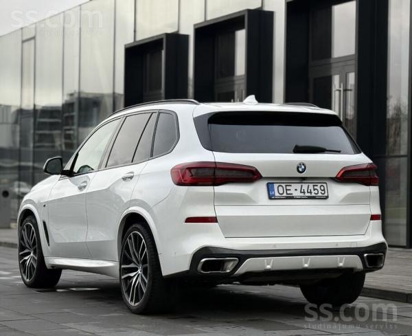 White BMW X5 2019 in Riga, with an engine capacity of 3.00 L and mileage of 166 thousand km for 37990 €, photo 3 on AUTOMOTO.COM.LV