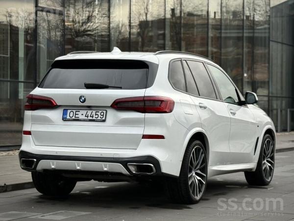 White BMW X5 2019 in Riga, with an engine capacity of 3.00 L and mileage of 166 thousand km for 37990 €, photo 4 on AUTOMOTO.COM.LV