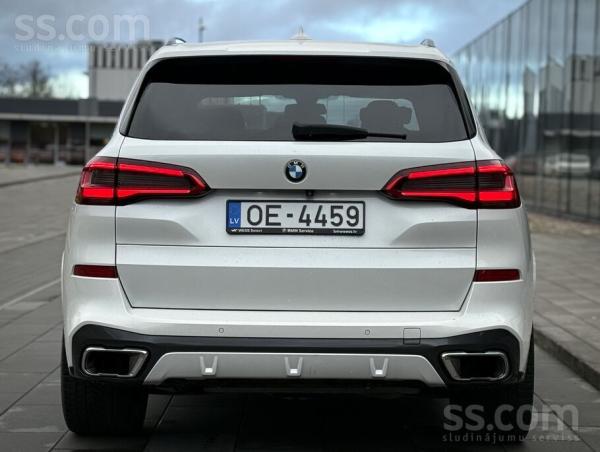 White BMW X5 2019 in Riga, with an engine capacity of 3.00 L and mileage of 166 thousand km for 37990 €, photo 8 on AUTOMOTO.COM.LV