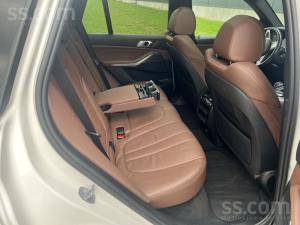Balts BMW X5 2019 Rīga, ar dzinēja tilpumu 3.00 L un nobraukumu 200 tūkst. km par 39000 €, foto 14 vietnē AUTOMOTO.COM.LV