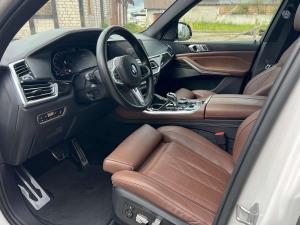 White BMW X5 2019 in Ukmerge, with an engine capacity of 2.99 L and mileage of 230 thousand km for 42500 €, photo 16 on AUTOMOTO.COM.LV