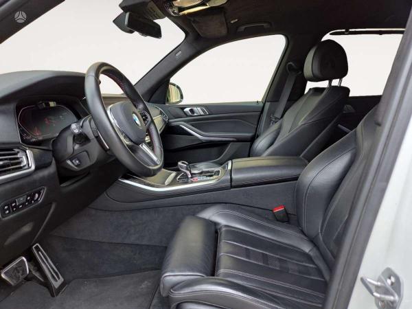 White BMW X5 2019 in Klaipeda, with an engine capacity of 3.00 L and mileage of 107 thousand km for 39900 €, photo 9 on AUTOMOTO.COM.LV