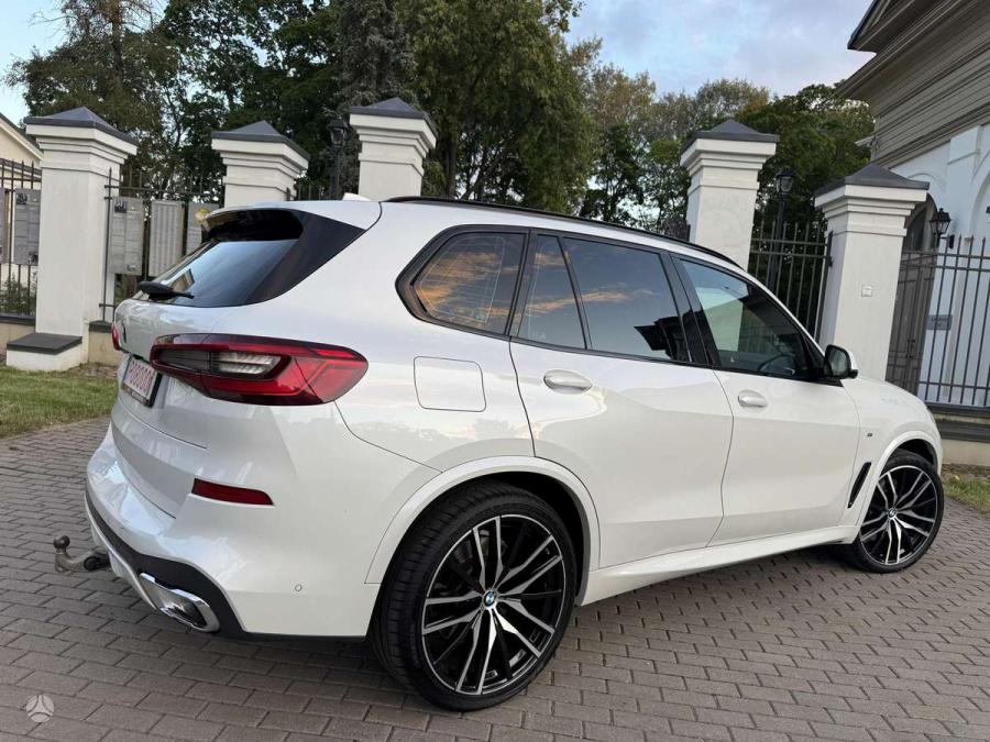 White BMW X5 2019 in Vilnius, with an engine capacity of 3.00 L and mileage of 160 thousand km for 43850 €, photo 4 on AUTOMOTO.COM.LV