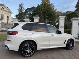 White BMW X5 2019 in Vilnius, with an engine capacity of 3.00 L and mileage of 160 thousand km for 43850 €, photo 21 on AUTOMOTO.COM.LV