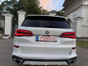 White BMW X5 2019 in Vilnius, with an engine capacity of 3.00 L and mileage of 160 thousand km for 43850 €, photo 47 on AUTOMOTO.COM.LV