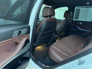 White BMW X5 2019 in Vilnius, with an engine capacity of 3.00 L and mileage of 160 thousand km for 43850 €, photo 50 on AUTOMOTO.COM.LV