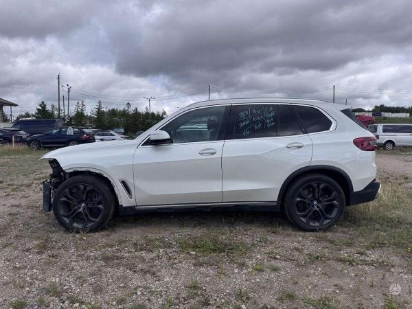 White BMW X5 2019 in Vilnius, with an engine capacity of 4.40 L and mileage of 178 thousand km for 24500 €, photo 3 on AUTOMOTO.COM.LV