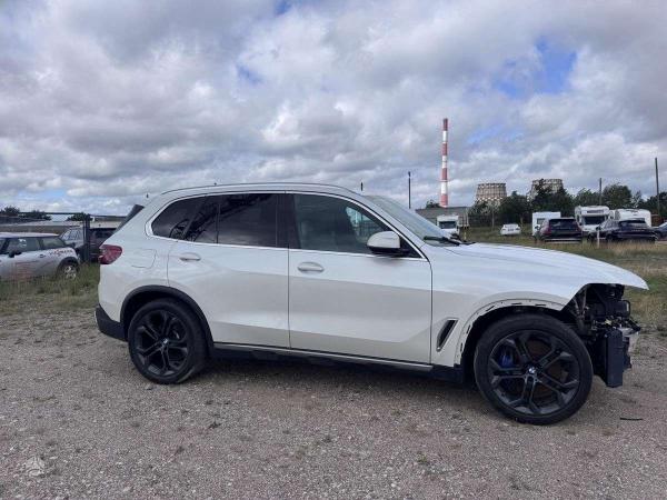 White BMW X5 2019 in Vilnius, with an engine capacity of 4.40 L and mileage of 178 thousand km for 24500 €, photo 5 on AUTOMOTO.COM.LV