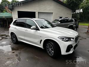 White BMW X5 2019 in Riga, with an engine capacity of 3.00 L and mileage of 171 thousand km for 37500 €, photo 5 on AUTOMOTO.COM.LV