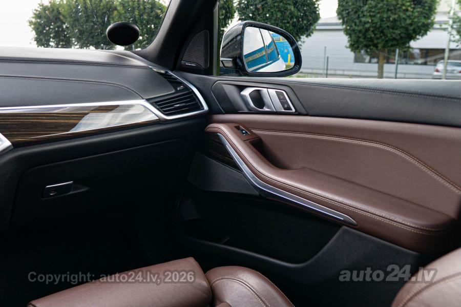 Balts BMW X5 2019 Tartu, ar dzinēja tilpumu 3.00 L un nobraukumu 92 tūkst. km par 49700 €, foto 24 vietnē AUTOMOTO.COM.LV