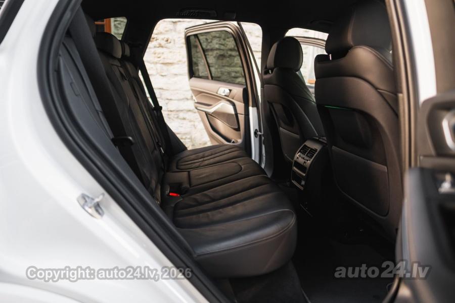White BMW X5 2019 in Tallinn, with an engine capacity of 3.00 L and mileage of 153 thousand km for 41000 €, photo 14 on AUTOMOTO.COM.LV