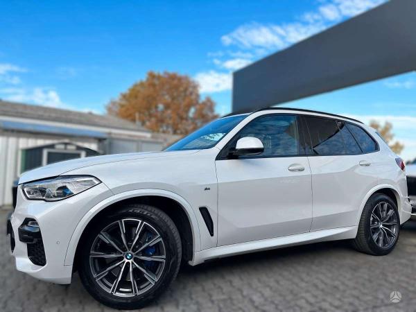 White BMW X5 2020 in Vilnius, with an engine capacity of 3.00 L and mileage of 100 thousand km for 53900 €, photo 1 on AUTOMOTO.COM.LV