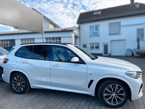 White BMW X5 2020 in Vilnius, with an engine capacity of 3.00 L and mileage of 100 thousand km for 53900 €, photo 6 on AUTOMOTO.COM.LV