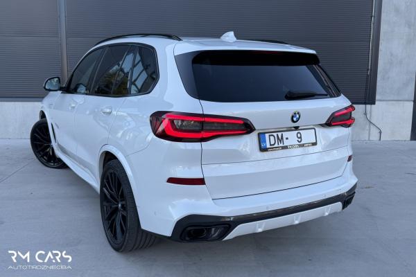 Balts BMW X5 2020 Jelgava, ar dzinēja tilpumu 3.00 L un nobraukumu 129 tūkst. km par 45000 €, foto 2 vietnē AUTOMOTO.COM.LV